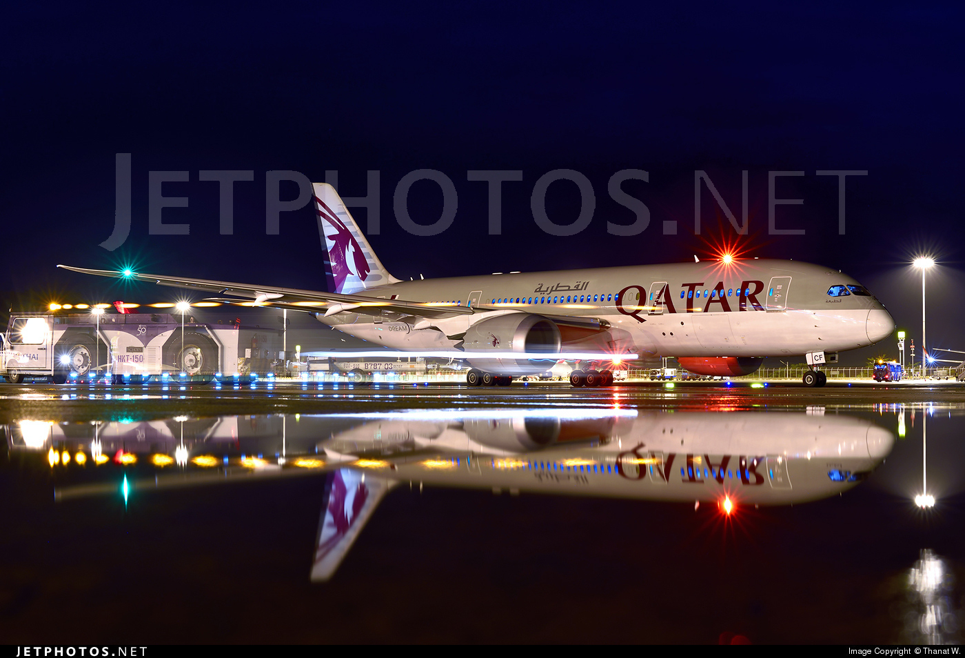 Stunning night shot of a Qatar 787 and its reflection : r/aviation